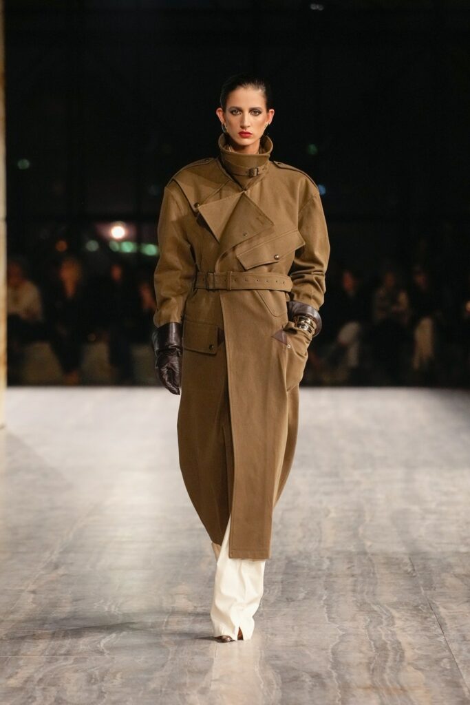 FASHIONWEEK DE PARIS DÉFILÉ YVES SAINT-LAURENT PRINTEMPS/ÉTÉ 2024 : En ...