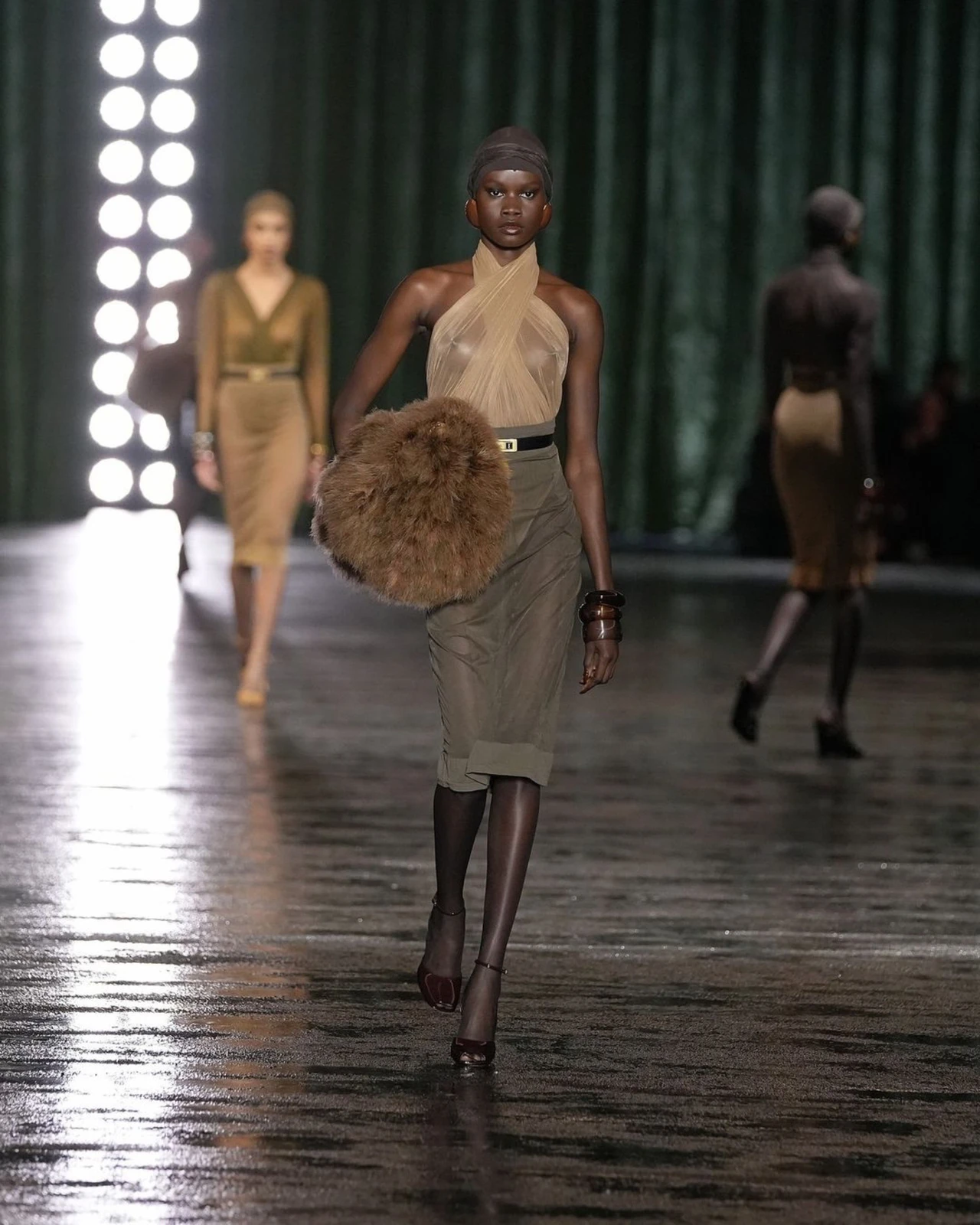 FASHIONWEEK DE PARIS DÉFILÉ YVES ST LAURENT AUTOMNE/HIVER 2024 ...