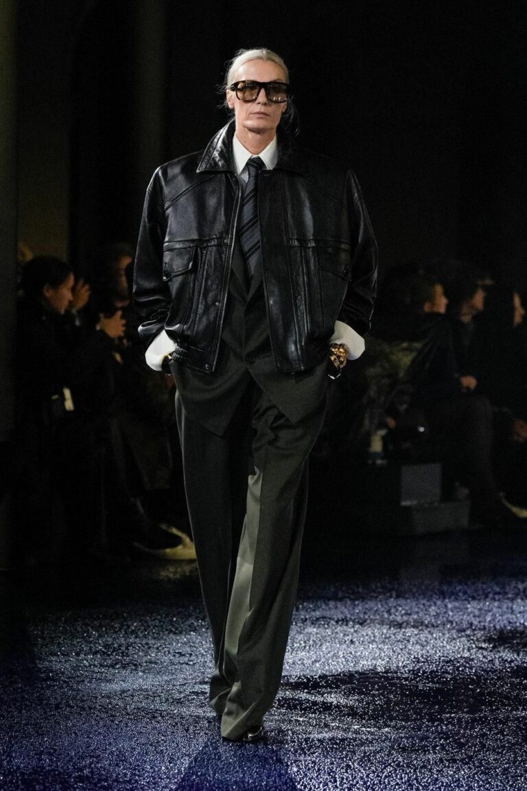 FASHIONWEEK DE PARIS DÉFILÉ YVES SAINT-LAURENT PRINTEMPS/ETE 2025 : Ode ...