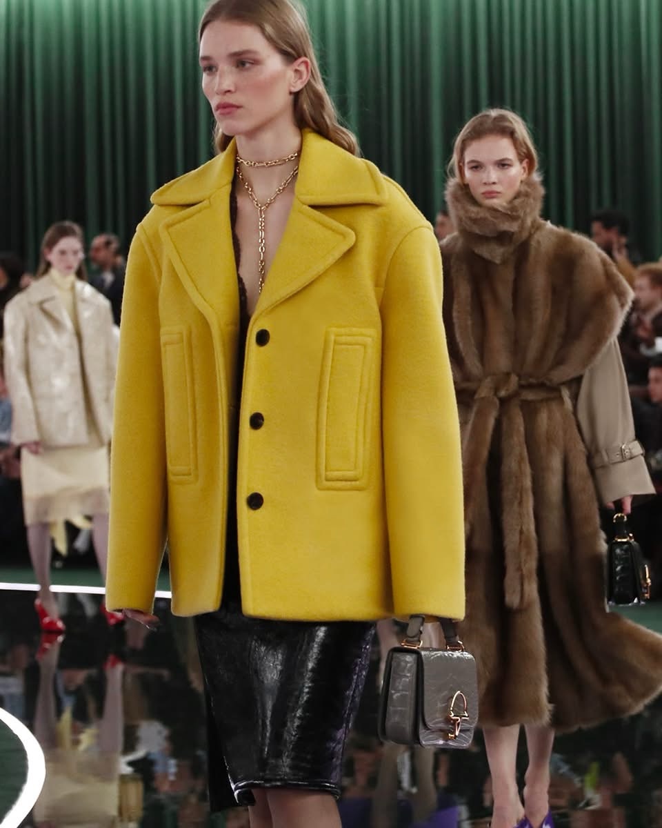 FASHIONWEEK DE MILAN DÉFILÉ GUCCI AUTOMNE/HIVER 2025 : Elégance du minimalisme et éclat rétro ...